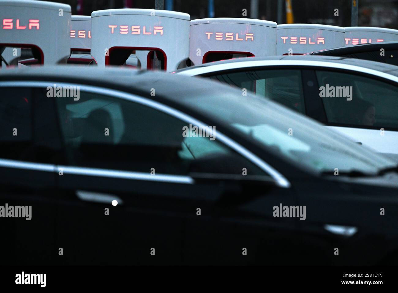 Frechen, Germany. 23rd Jan, 2025. Cars are parked at the pillars of a ...