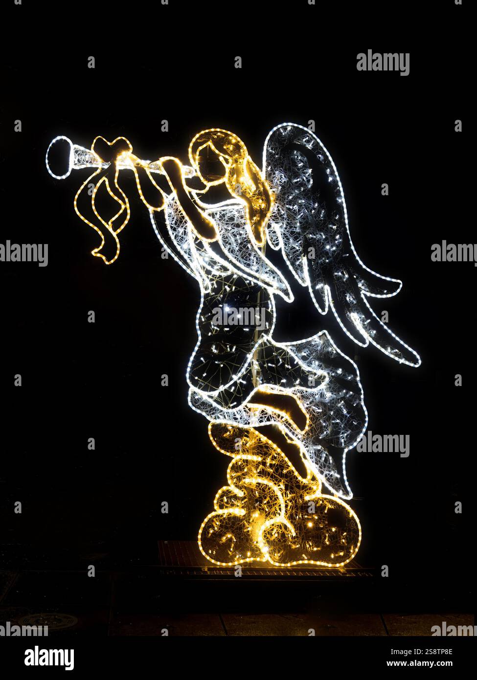 Flickering street lighting on dark hi-res stock photography and images ...