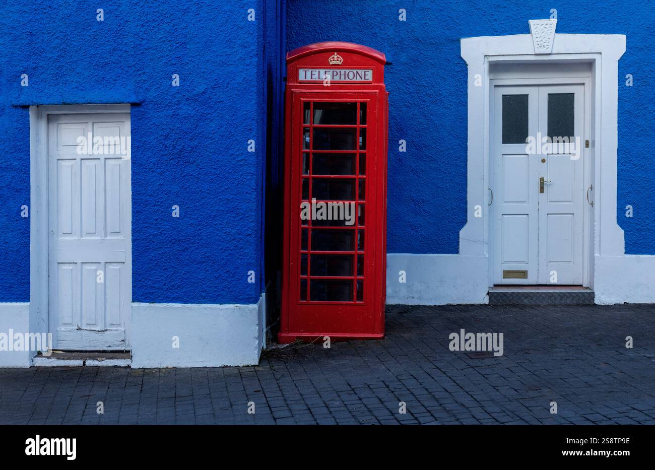 England. Traditional English phone booth Stock Photo - Alamy