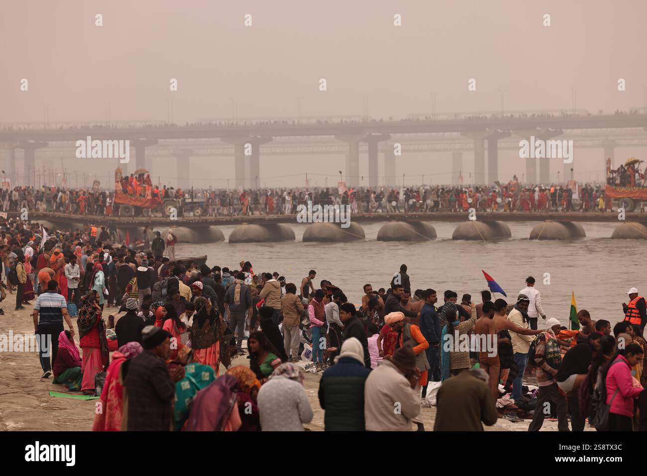 Crowd on pontoon bridge, Shahi Snan, Maha Kumbh Mela, Prayagraj, Uttar ...