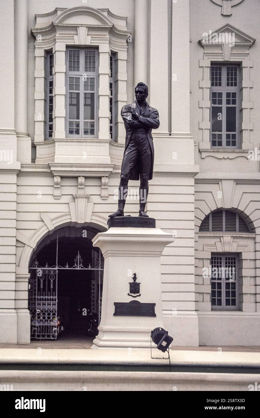 The Sir Stamford Raffles statue in front of the Victoria Theatre and ...