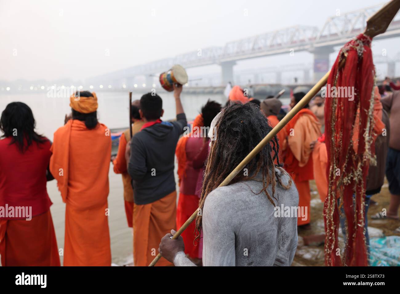 Pilgrims performing Aarti on the Ganges, Maha Kumbh Mela, Prayagraj ...