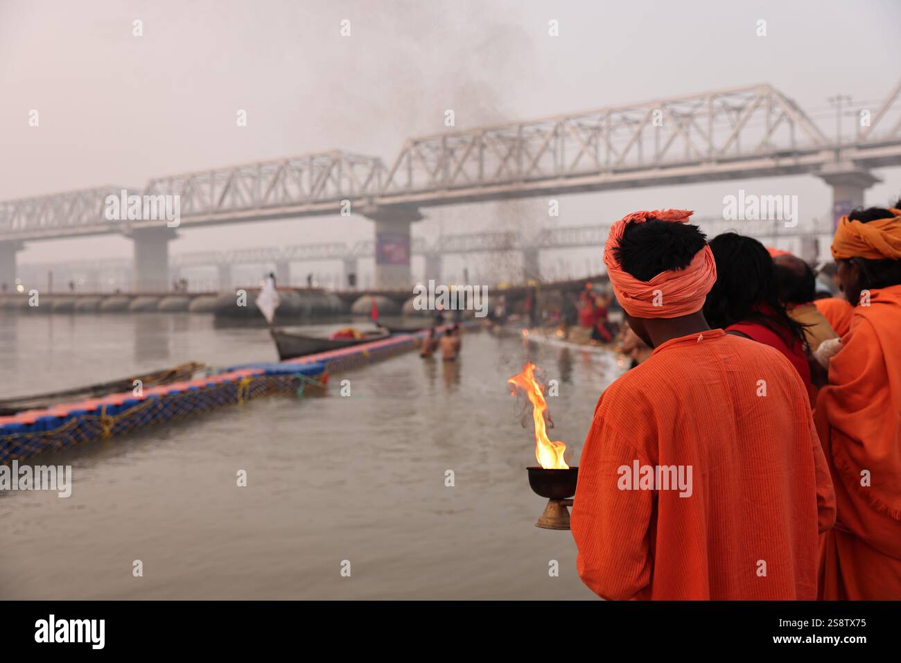Pilgrims performing Aarti on the Ganges, Maha Kumbh Mela, Prayagraj ...
