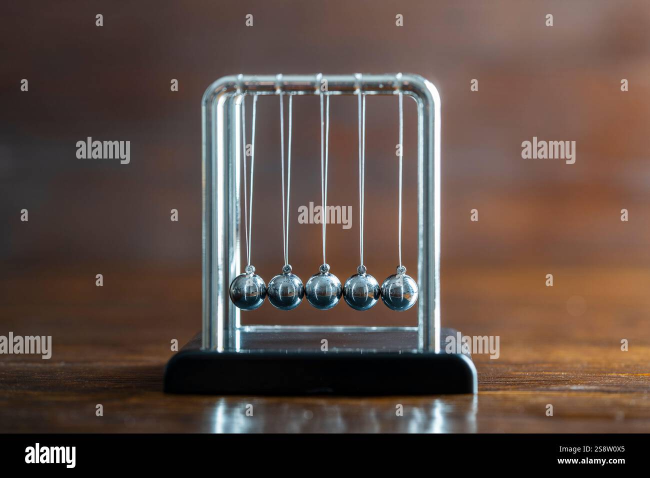 Swinging balls desk game hi-res stock photography and images - Alamy
