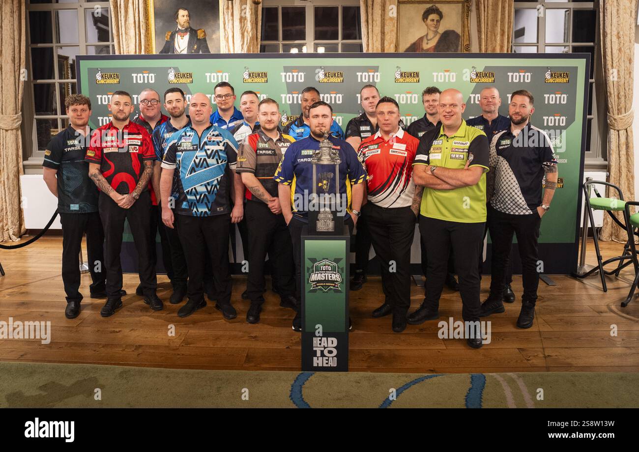 DEN BOSCH - Darters during the draw prior to TOTO Dutch Darts Masters ...