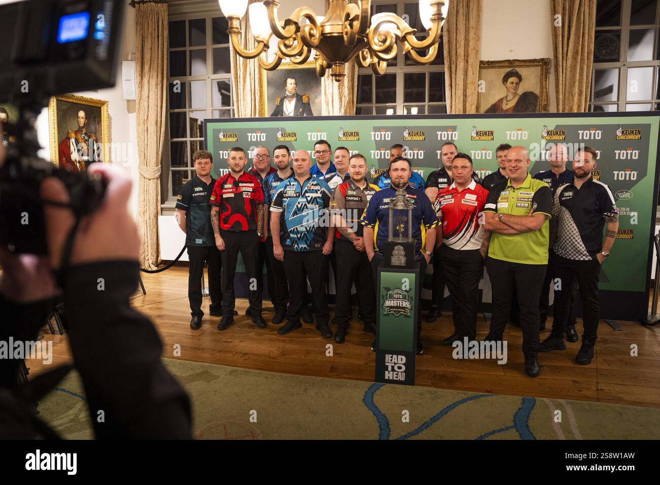 DEN BOSCH - Darters during the draw prior to TOTO Dutch Darts Masters ...