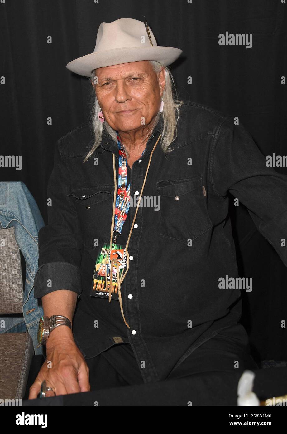 Actor Michael Horse from "Twin Peaks" poses for photos and signs ...