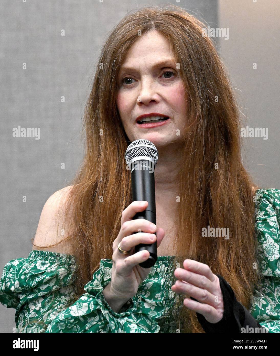 Cast member actress Khrystyne Haje from the sitcom "Head of the Class ...