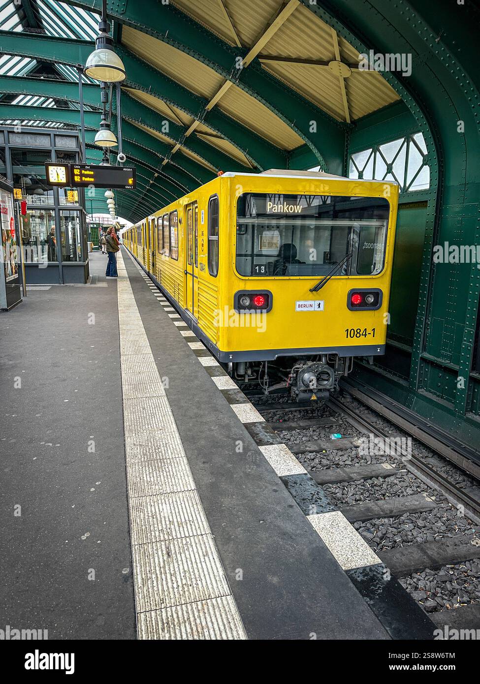 U-Bahn Zug der Berliner Verkehrsbetriebe BVG Linie U2 Richtung Pankow ...