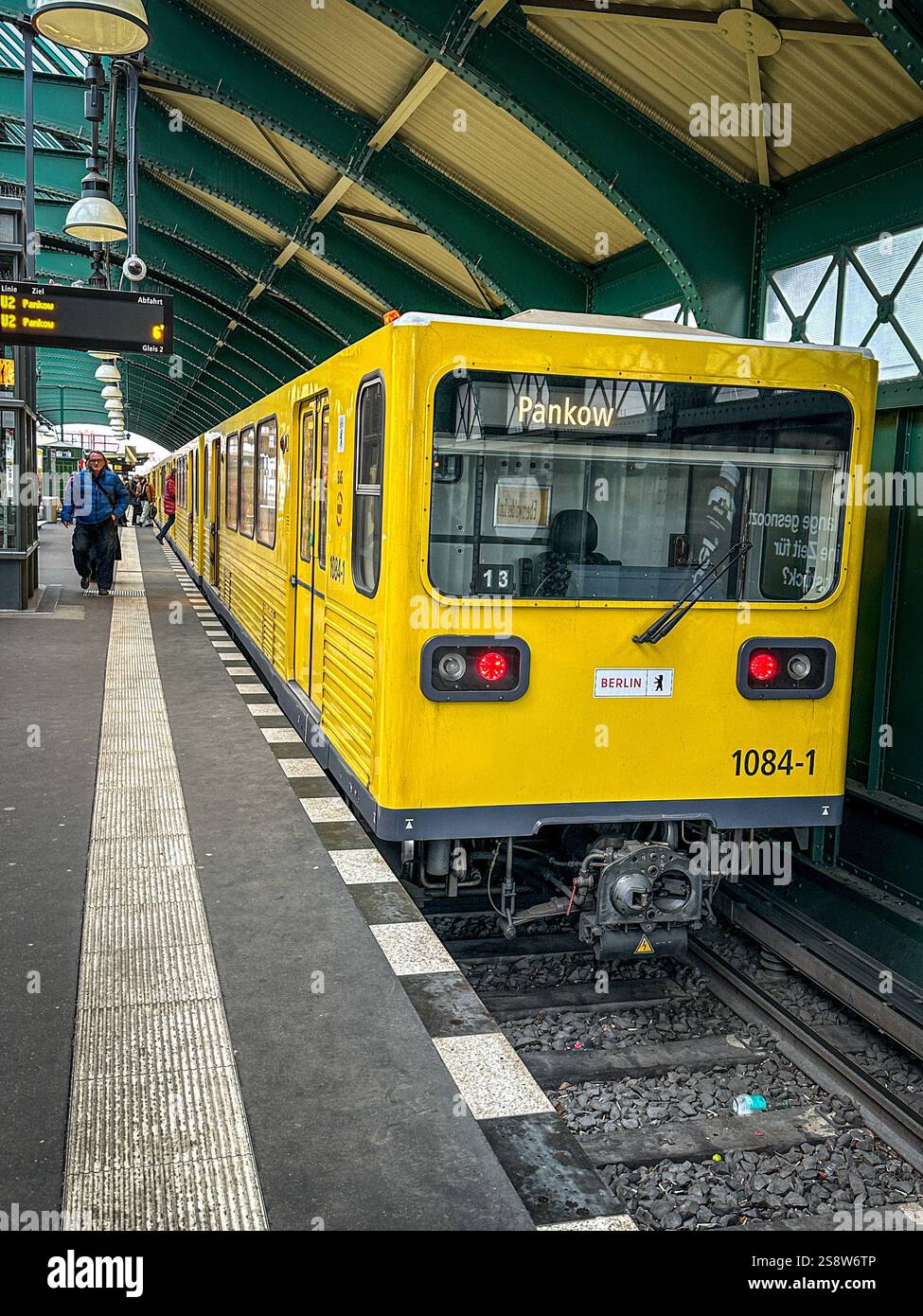 U-Bahn Zug der Berliner Verkehrsbetriebe BVG Linie U2 Richtung Pankow. Bahnhof Eberswalder ...