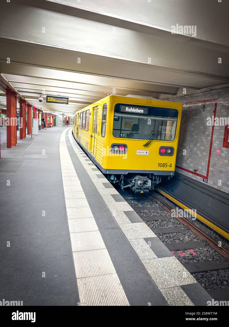 U-Bahn Zug der Berliner Verkehrsbetriebe BVG Linie U2 Richtung Ruhleben. Bahnhof Alexanderplatz ...