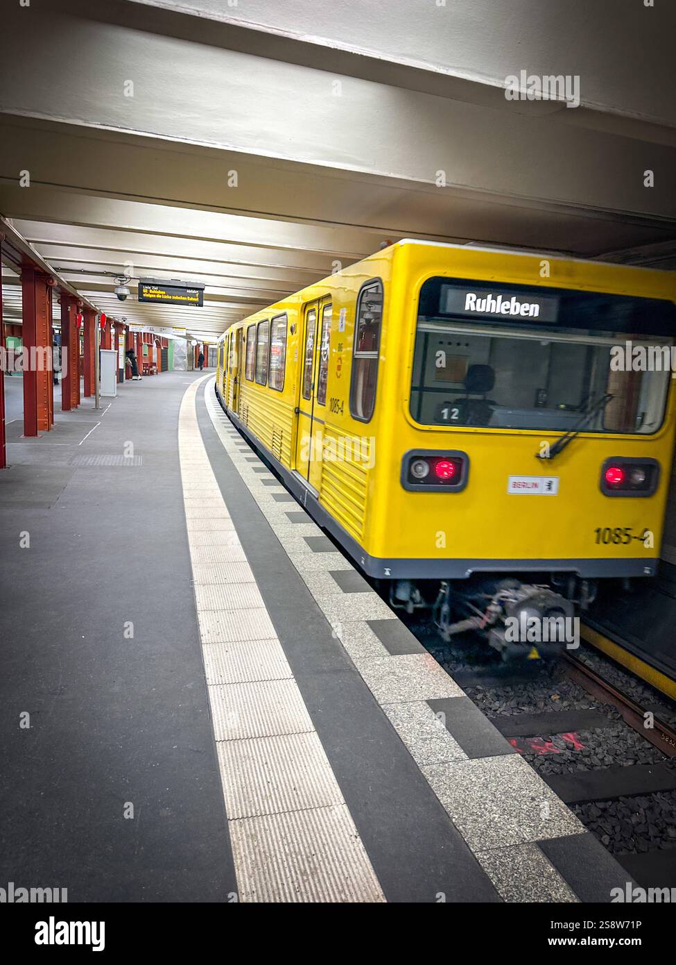 U-Bahn Zug der Berliner Verkehrsbetriebe BVG Linie U2 Richtung Ruhleben. Bahnhof Alexanderplatz ...