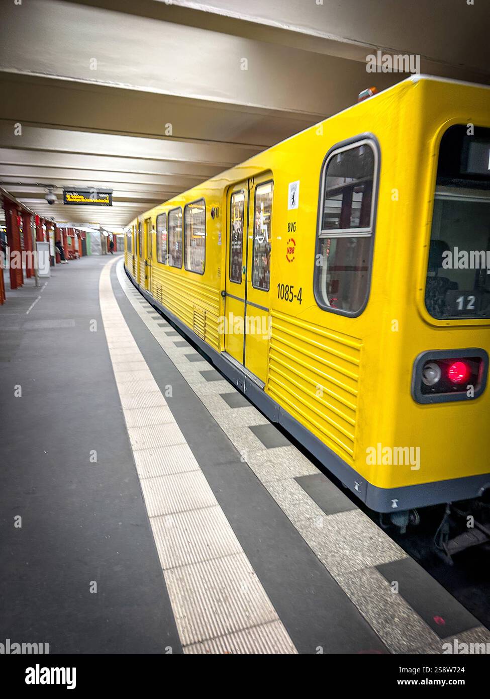 U-Bahn Zug der Berliner Verkehrsbetriebe BVG Linie U2 Richtung Ruhleben. Bahnhof Alexanderplatz ...
