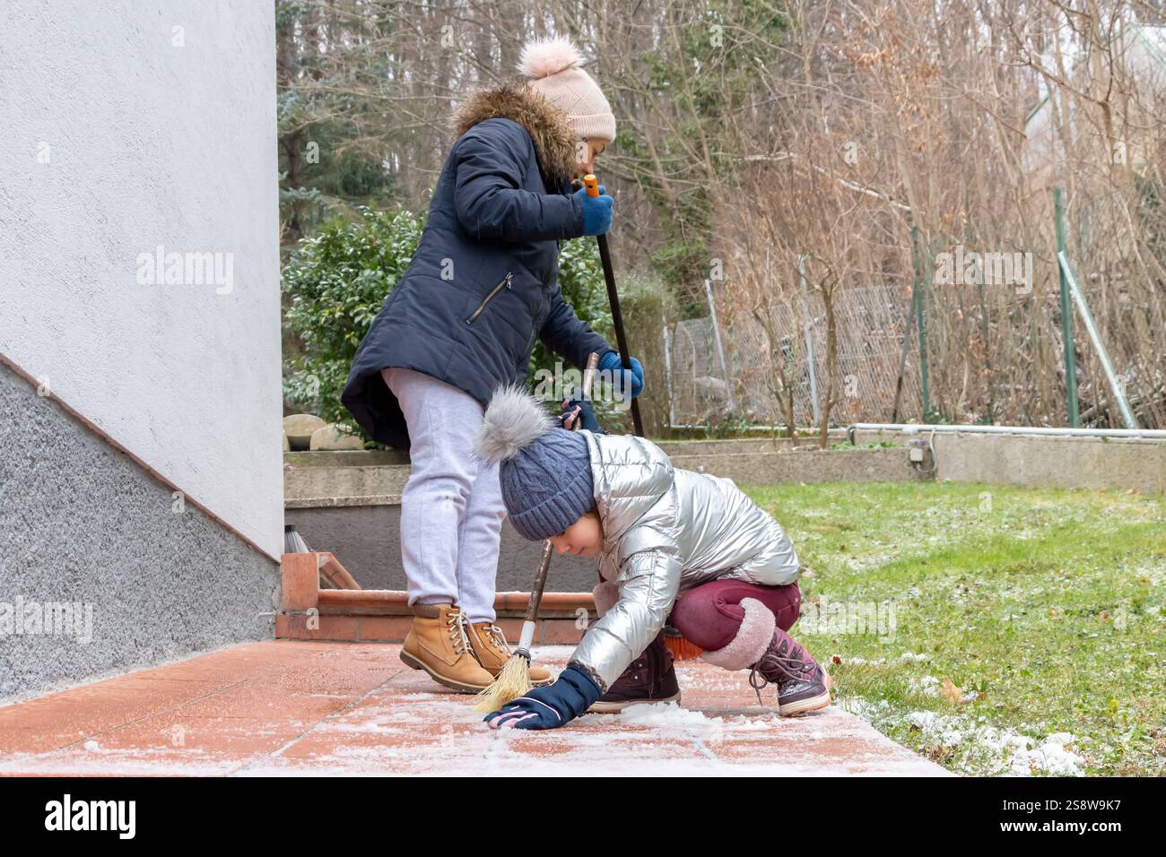 Snow house family hi-res stock photography and images - Alamy