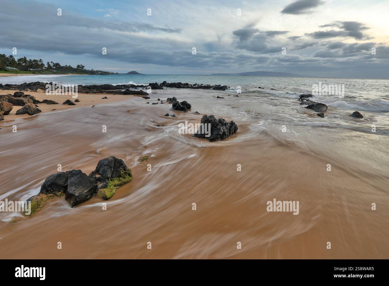 USA, Hawaii, Maui. Keawakapu Beach and the white sands and wave ...