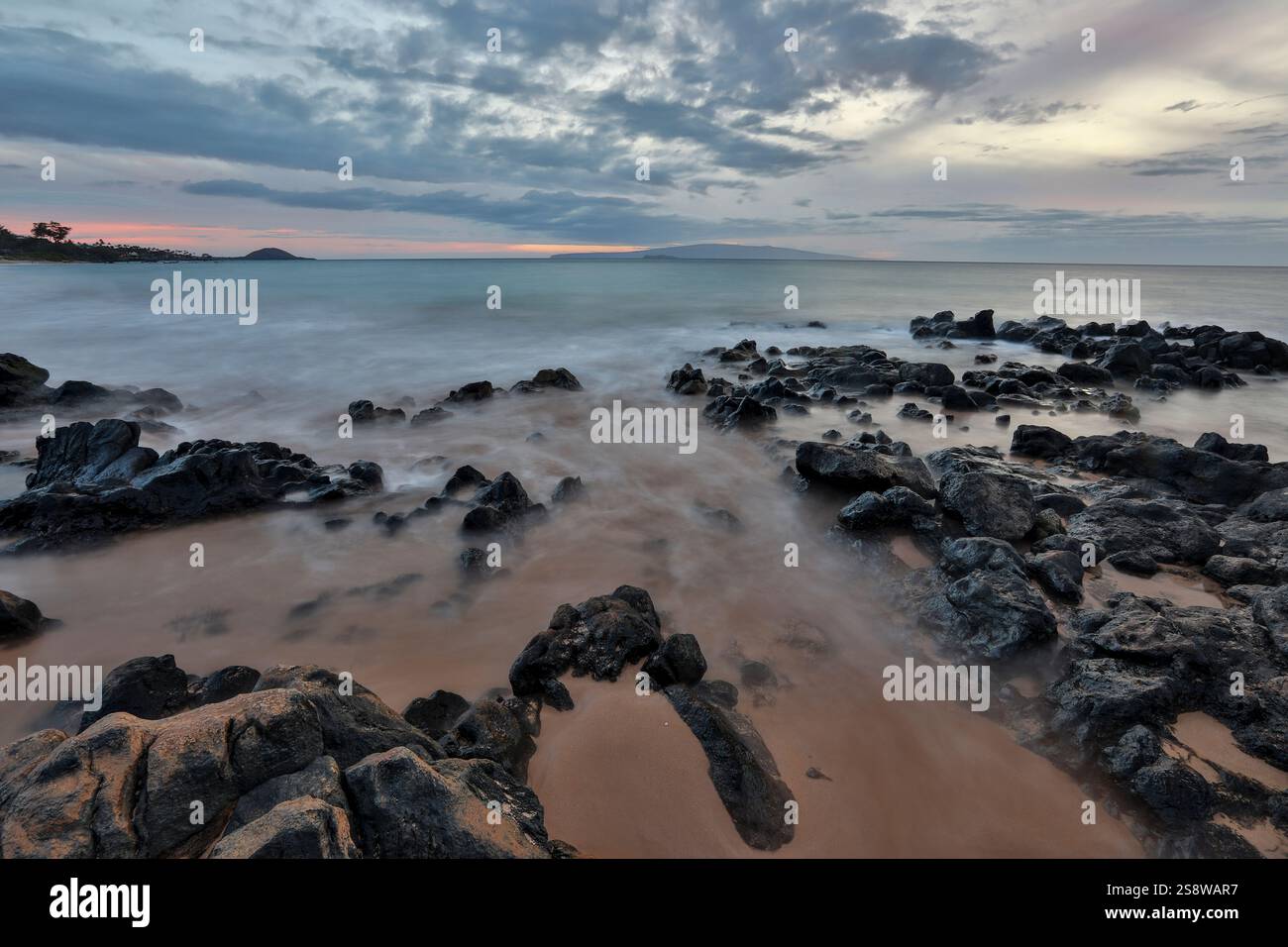 USA, Hawaii, Maui. Keawakapu Beach and the white sands and wave ...