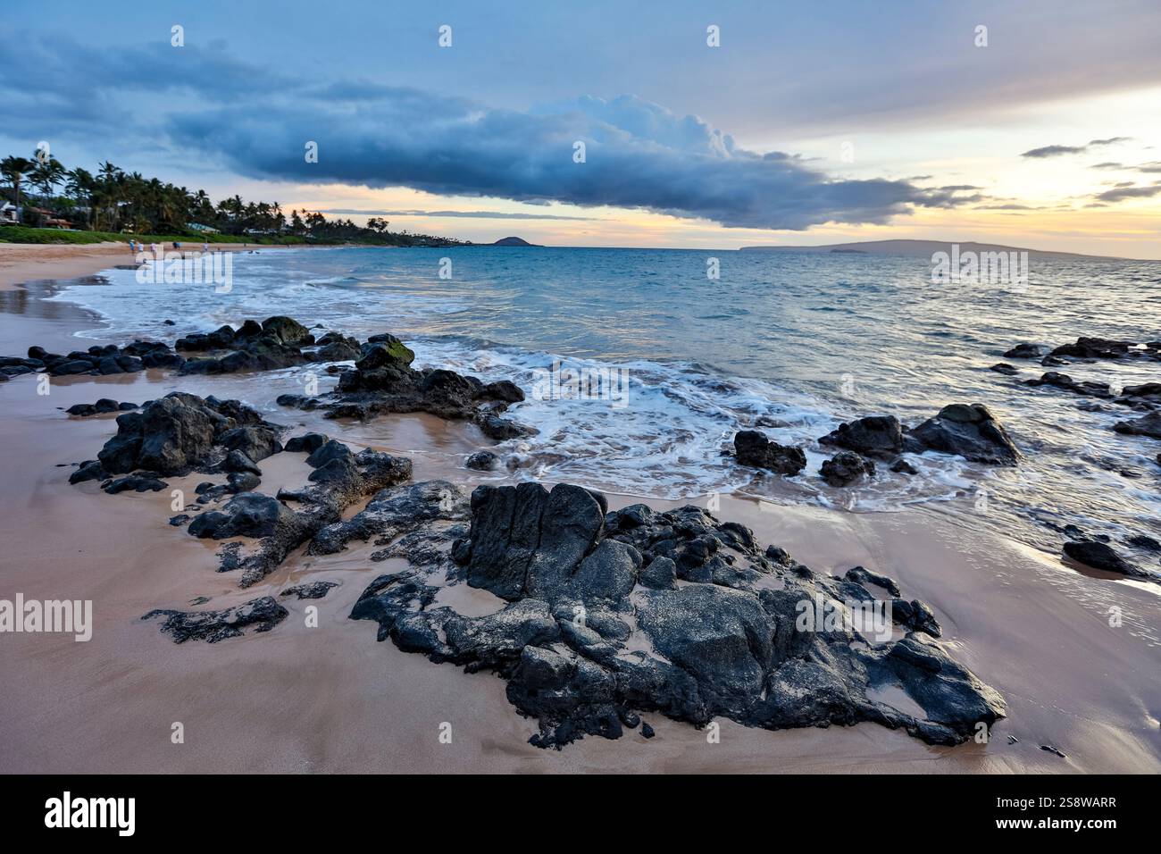 USA, Hawaii, Maui. Keawakapu Beach and the white sands and wave ...