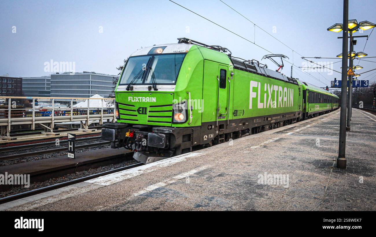 Flixtrain fährt durch den Bahnhof Berlin Zoologischer Garten. DEU ...