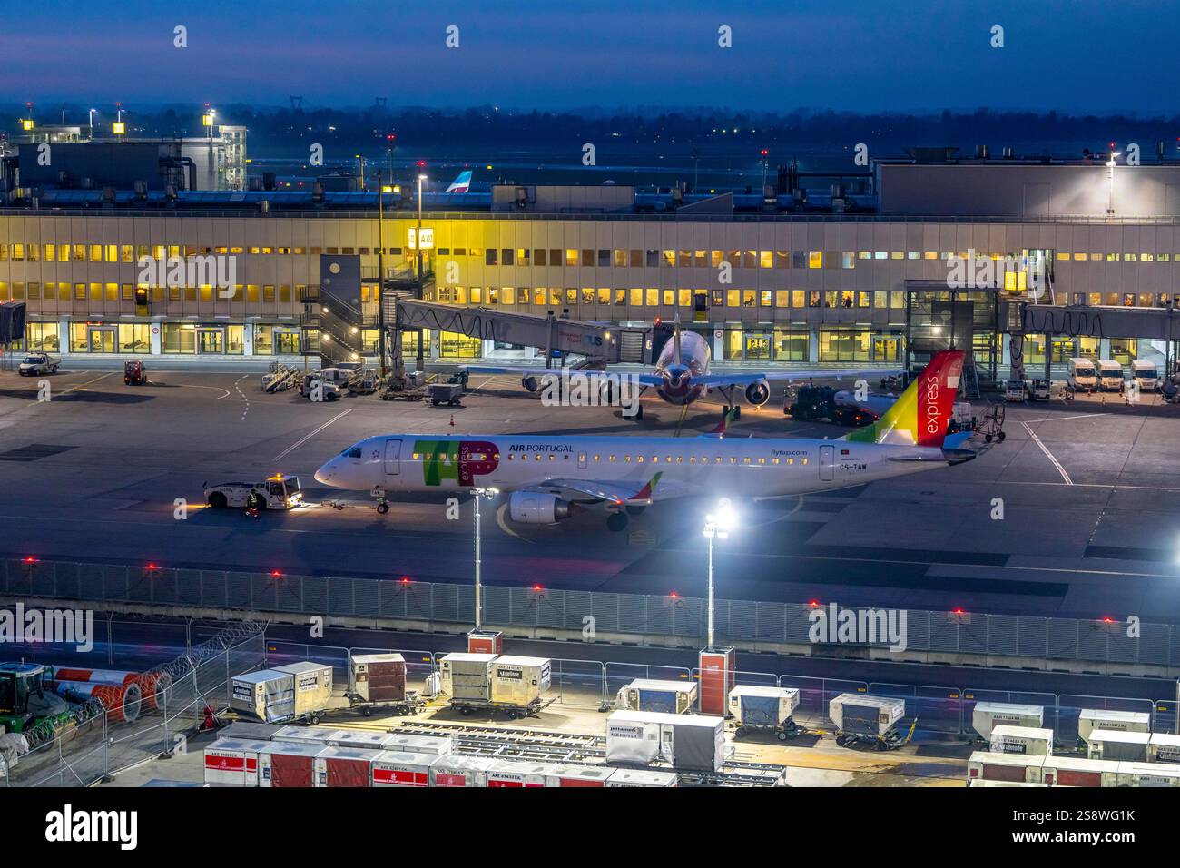 Flughafen Düsseldorf, Flieger auf dem Vorfeld und am Terminal A, Lager ...