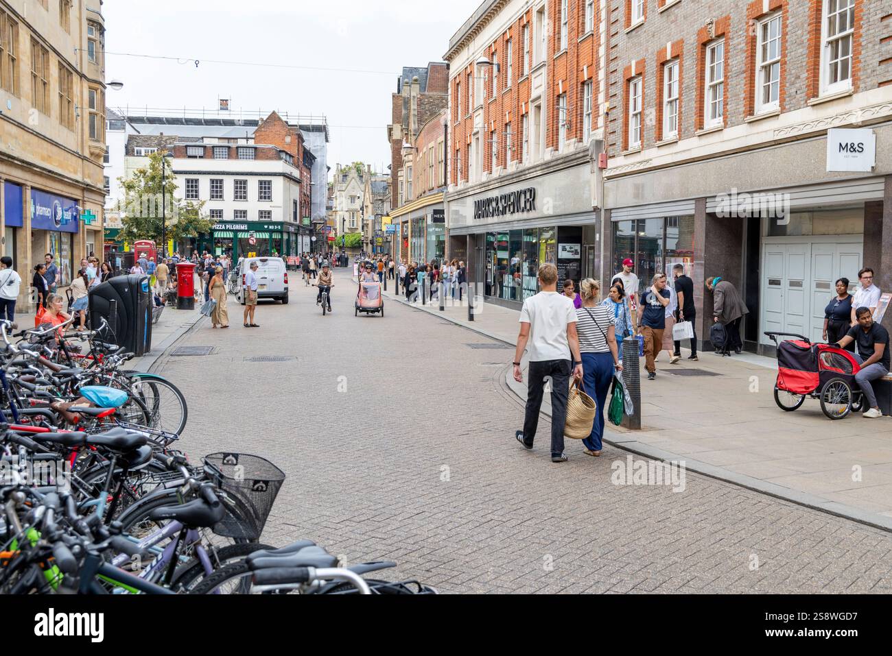 Cambridge city centre,East Anglia,England. High street scene in the ...