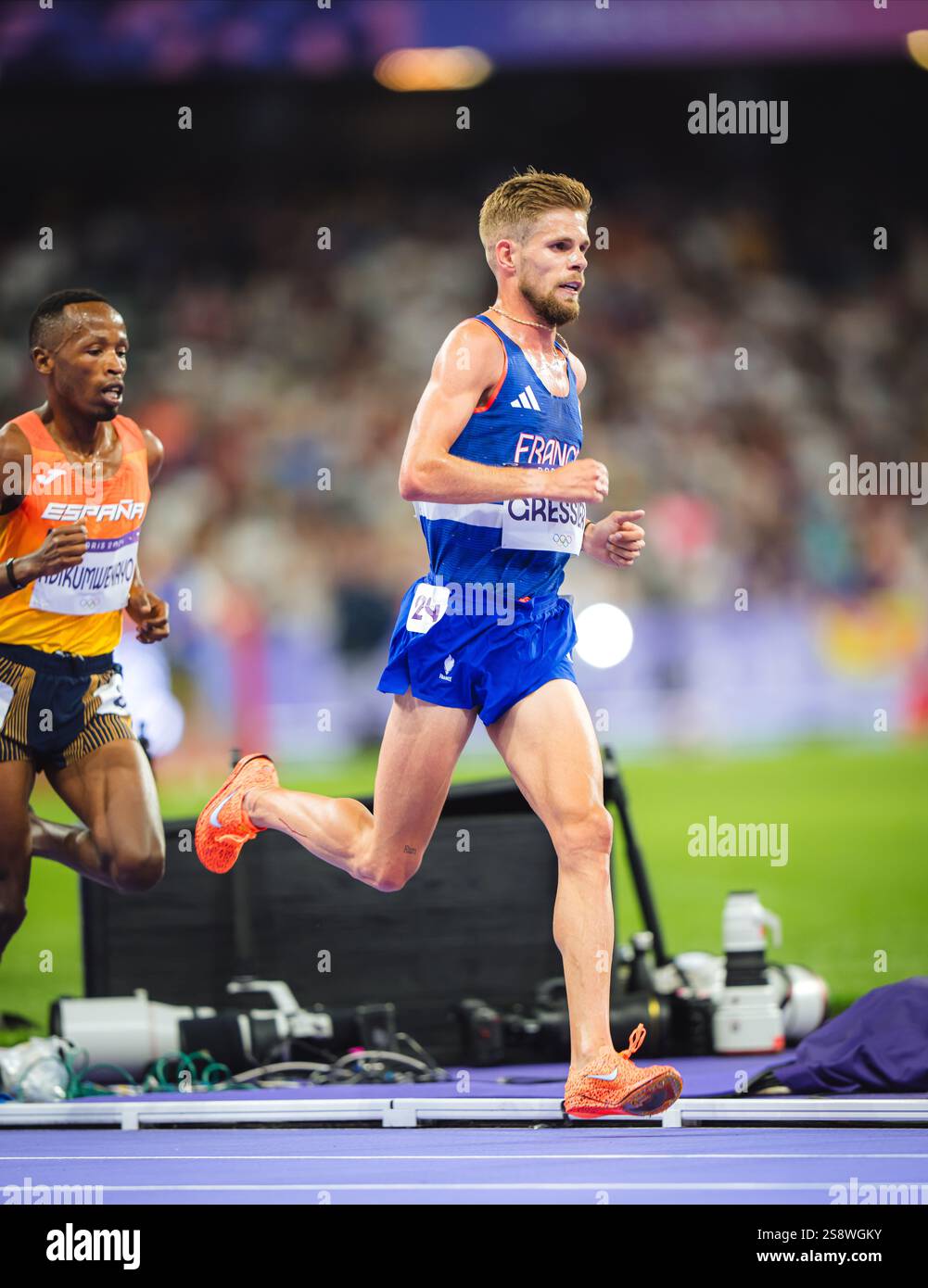 Jimmy Gressier participating in the 10.000 meters at the Paris 2024 ...