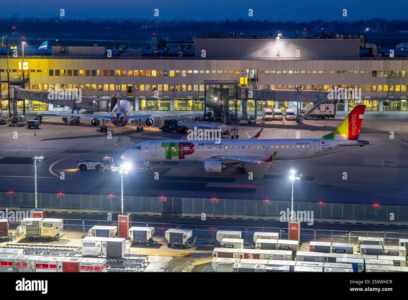 Flughafen Düsseldorf, Flieger auf dem Vorfeld und am Terminal A, Lager ...