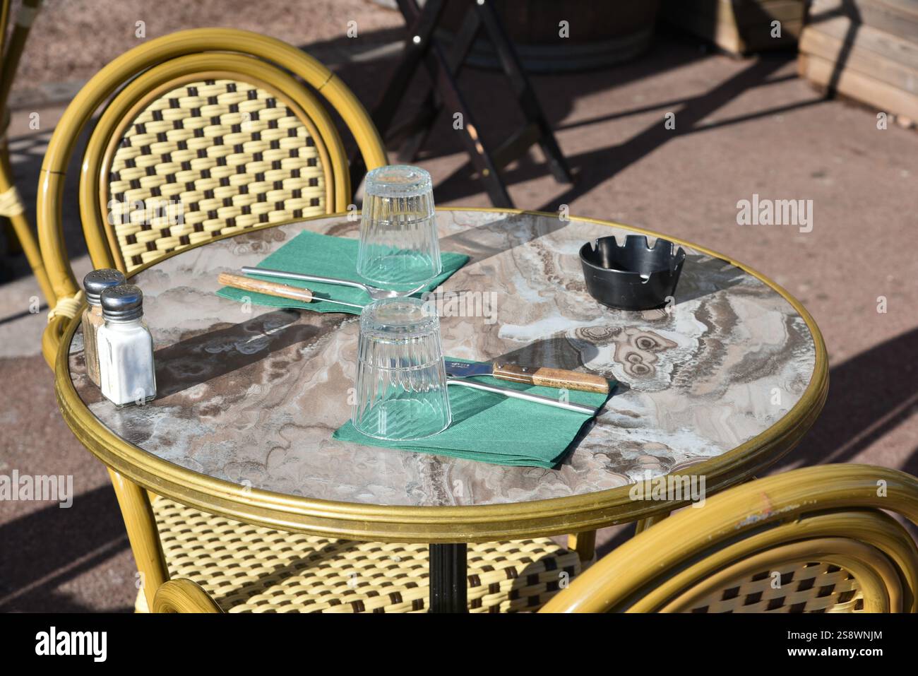 Rotin chairs cafe hi-res stock photography and images - Alamy
