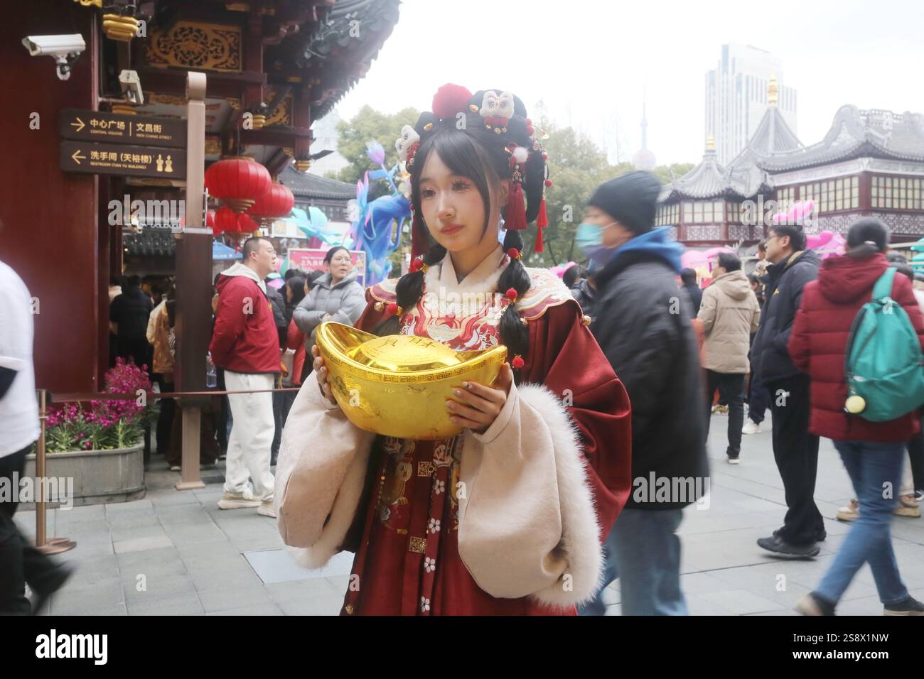 SHANGHAI, CHINA - JANUARY 23, 2025 - Customers spend money at a gold store in Shanghai, China ...