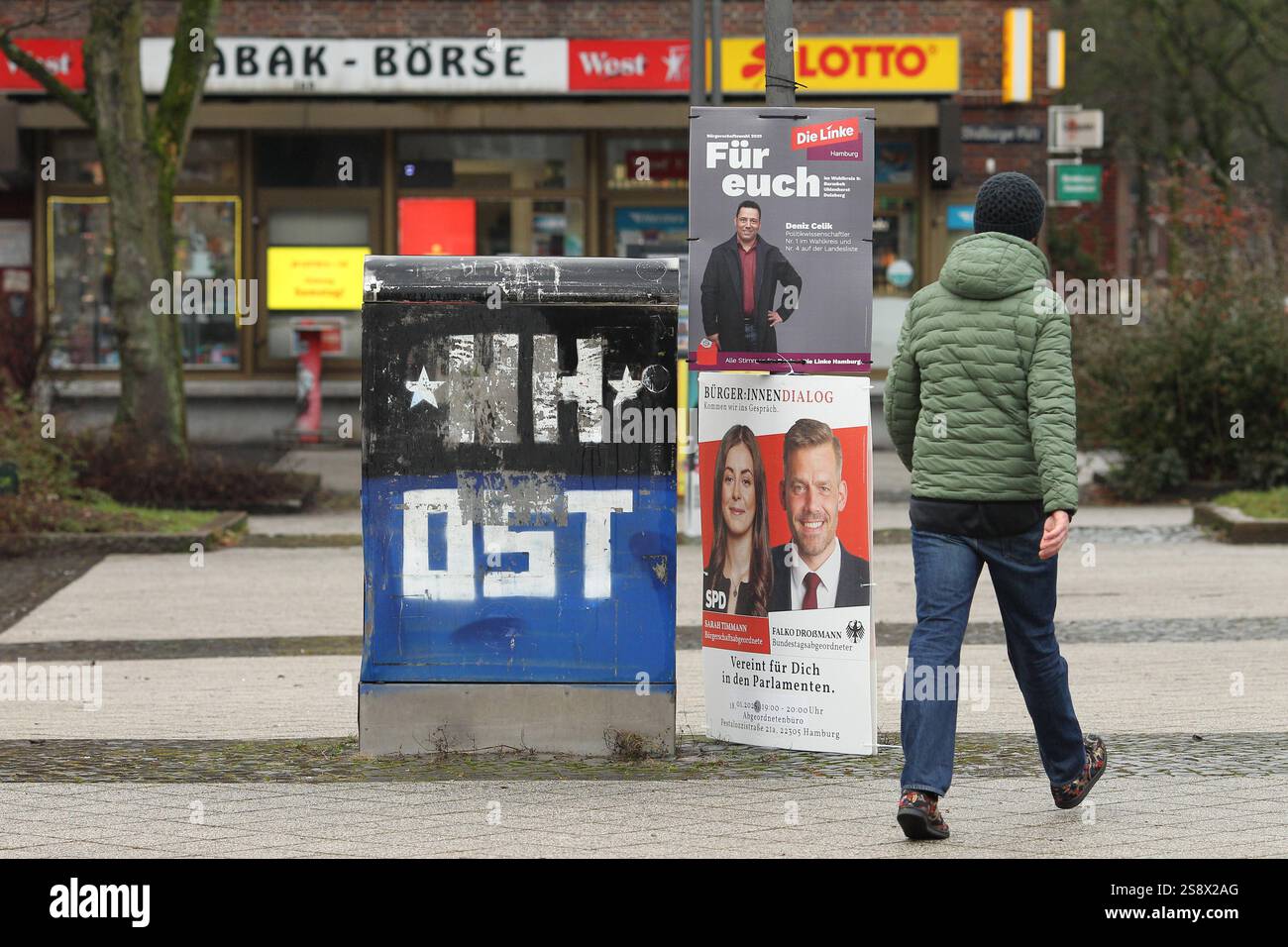 An einem Laternenpfahl wurden Wahlplakate der Partei die Linke Deniz ...