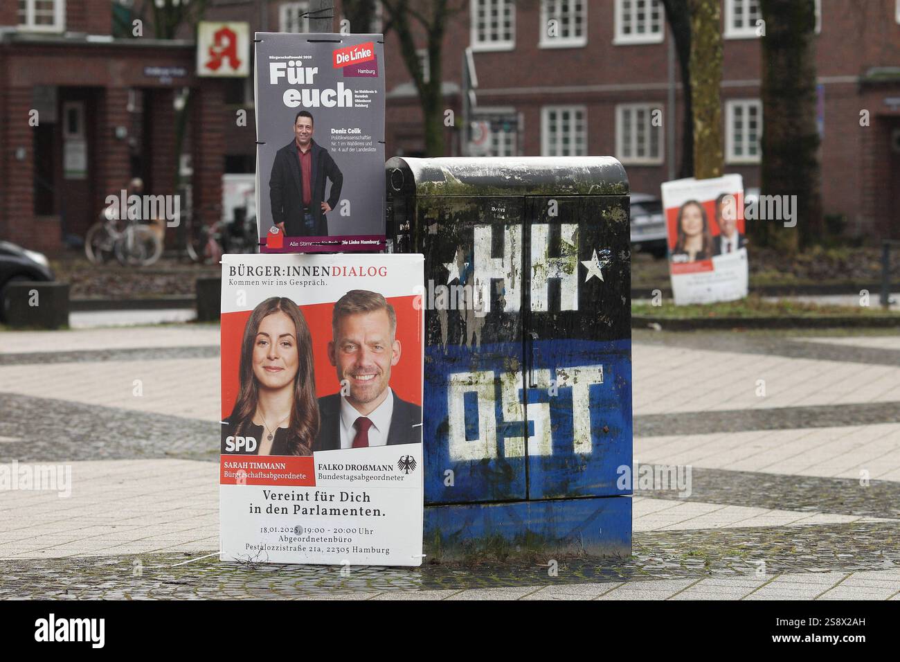 An einem Laternenpfahl wurden Wahlplakate der Partei die Linke Deniz ...