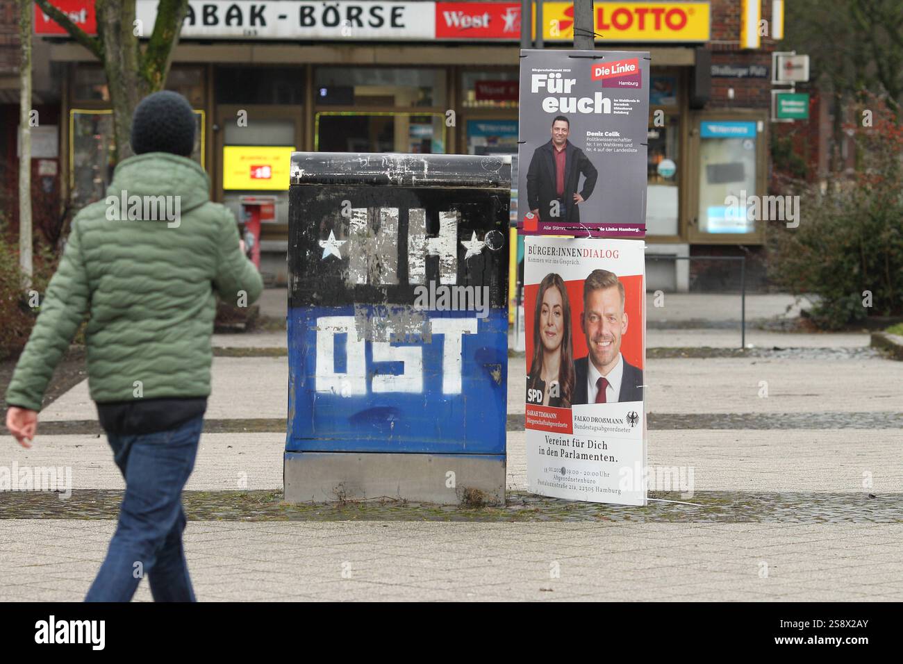 An einem Laternenpfahl wurden Wahlplakate der Partei die Linke Deniz ...