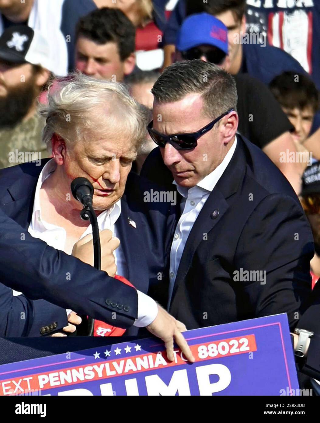 [File photo] U.S. Secret Service agents Sean Curran（R）rushes to Donald ...