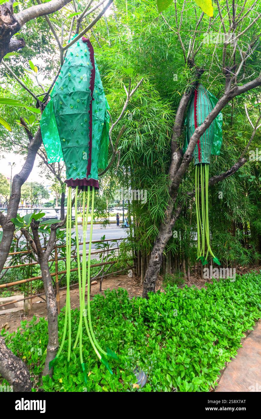 Squid like art form using recycled materials by Filipino artist Leeroy ...