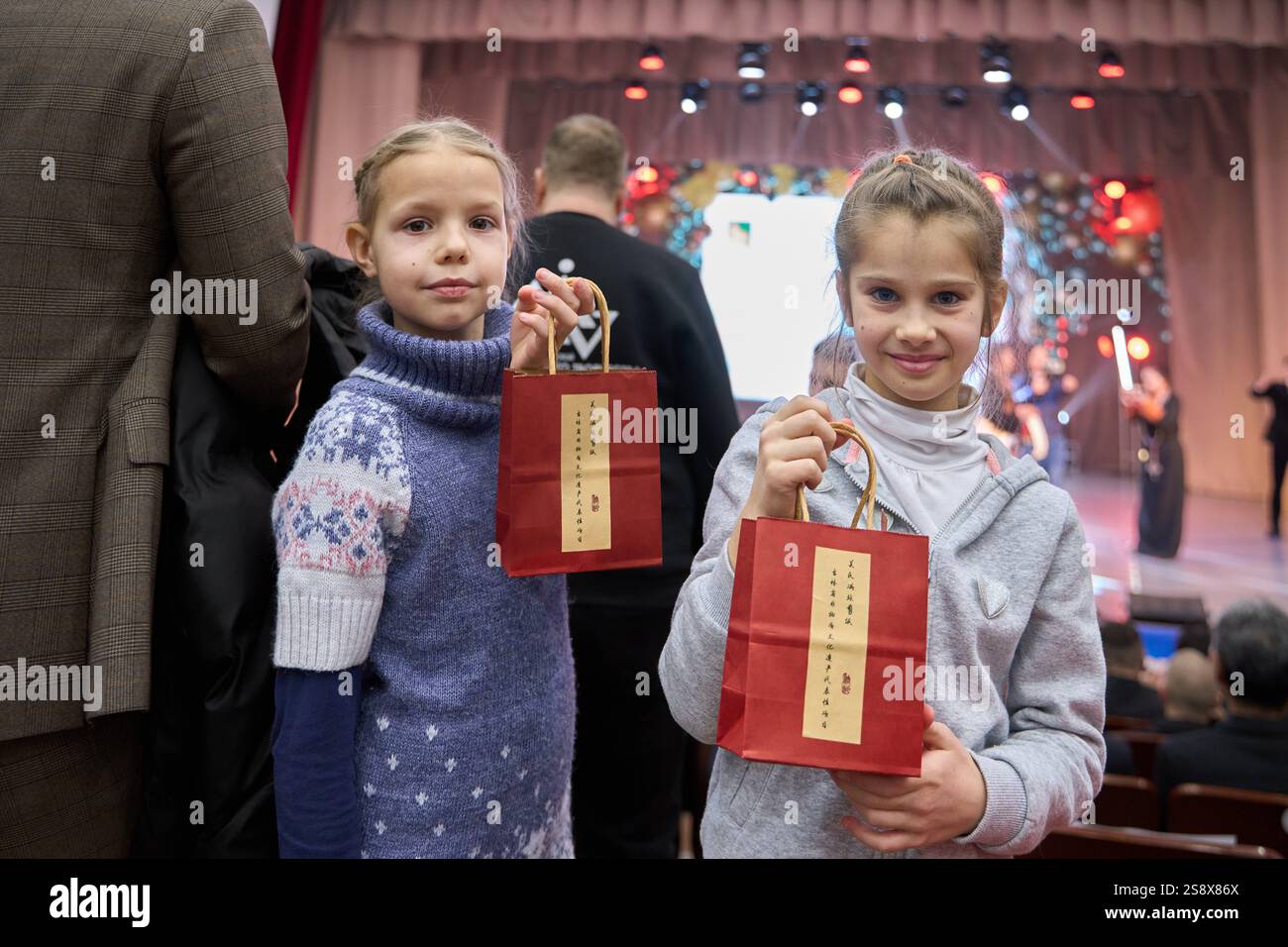 (250124) -- VLADIVOSTOK, Jan. 24, 2025 (Xinhua) -- Children show gifts ...