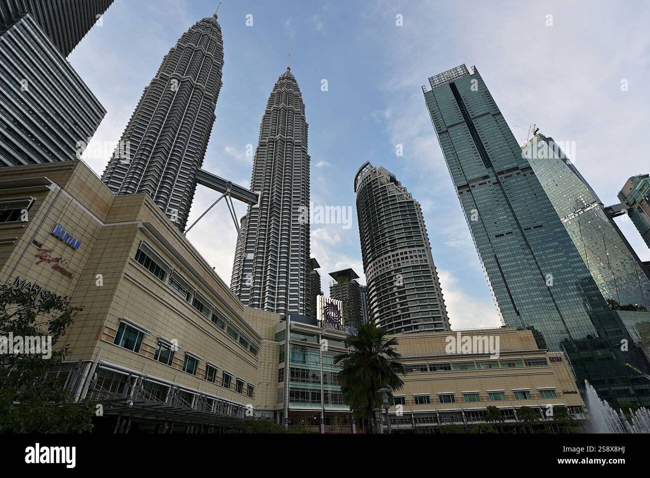 The Petronas Twin Towers, the world's tallest twin skyscrapers, and the ...