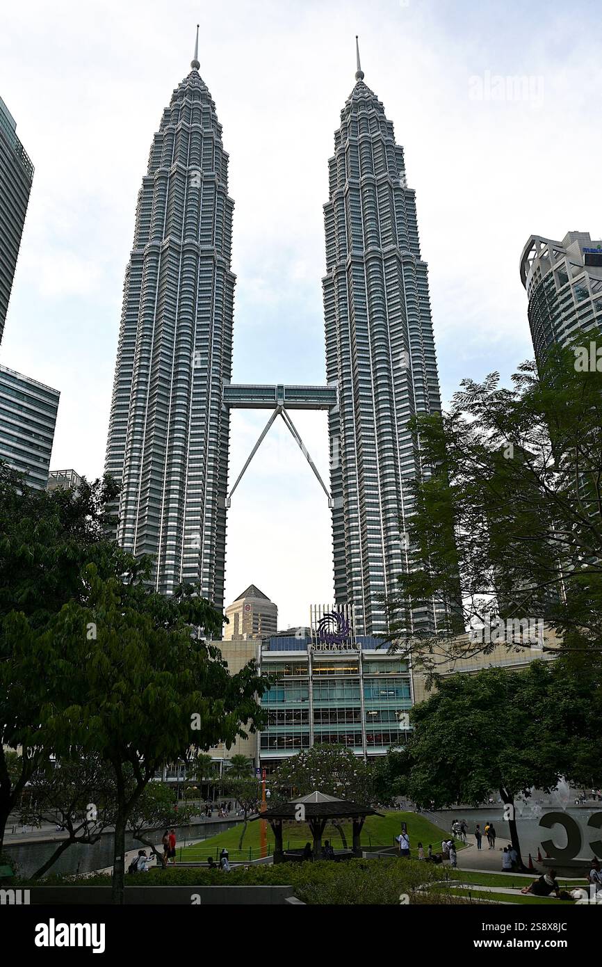 The Petronas Towers, the world's tallest twin skyscrapers, with the ...