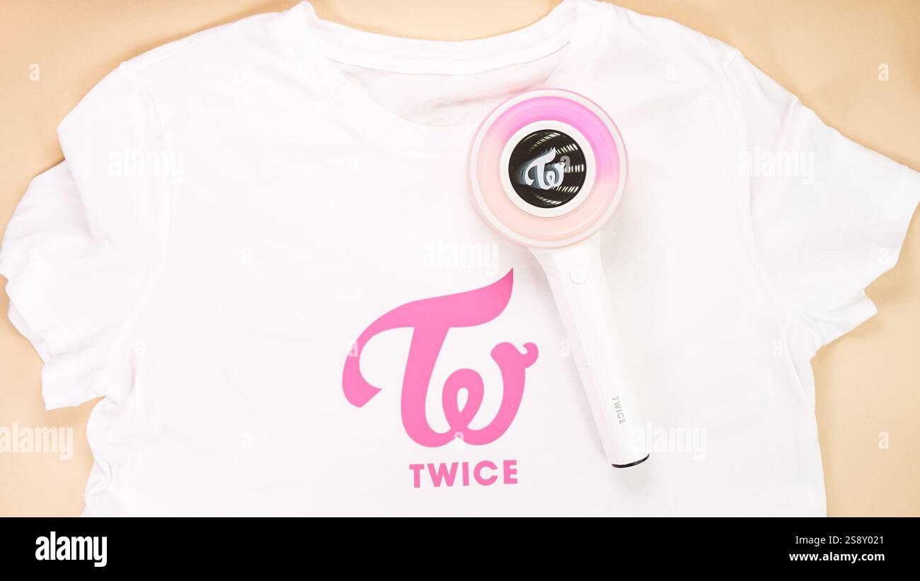Twice k pop 2024 hi-res stock photography and images - Alamy