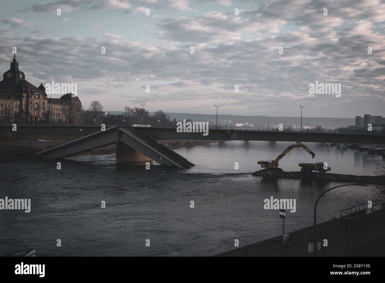 clean-up work begins next to the collapsed Carola Bridge in Dresden ...