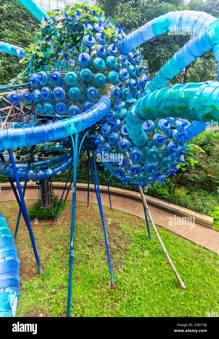 Mebuyan's Cradle is unique installation art by Filipino artist Leeroy ...