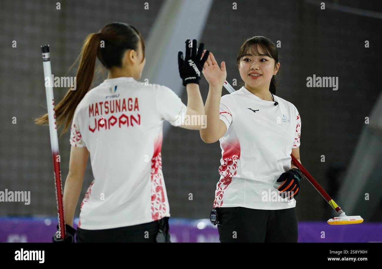 (250124) -- TURIN, Jan. 24, 2025 (Xinhua) -- Ogihara Eri (R) of Japan ...