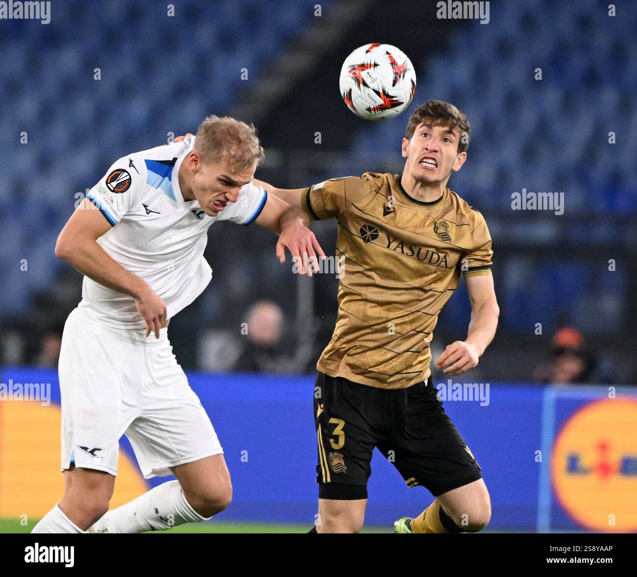 (250124) -- ROME, Jan. 24, 2025 (Xinhua) -- Lazio's Gustav Isaksen (L ...