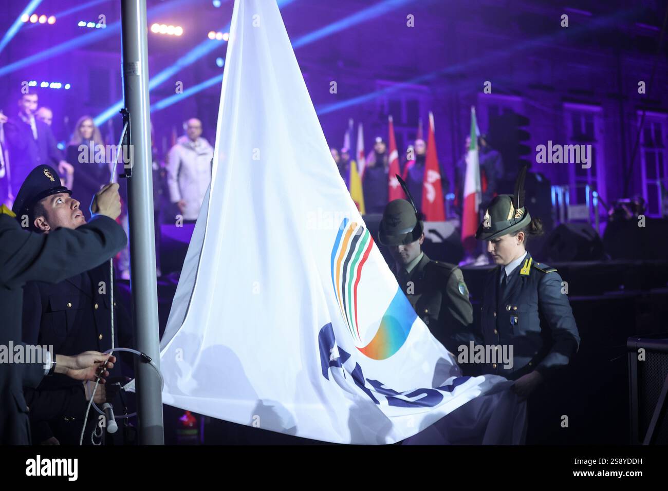 (250124) -- TURIN, Jan. 24, 2025 (Xinhua) -- People watch the lowering ...