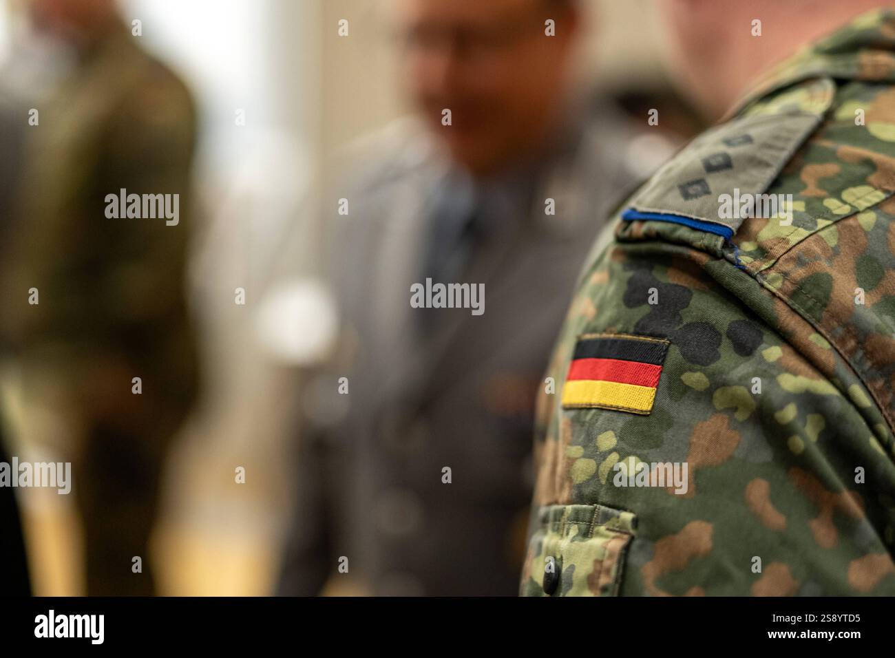 Bundeswehr-Uniform mit deutscher Flagge 21.01.25, Frankfurt: Symbolfoto ...