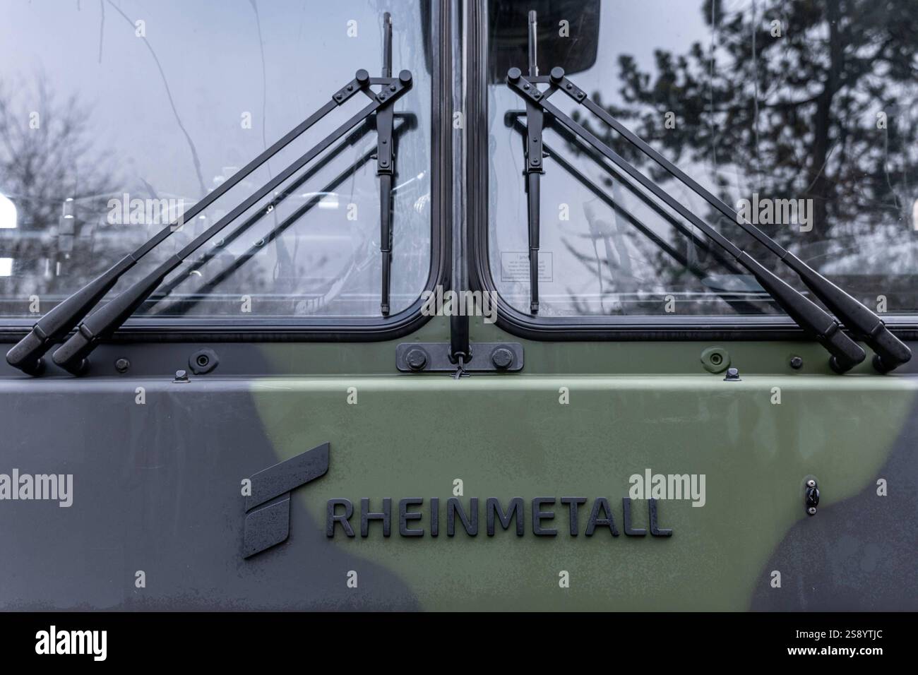 Rheinmetall-Logo auf militärischem Fahrzeug 21.01.25, Frankfurt: Symbolfoto, Illustrationsbild ...