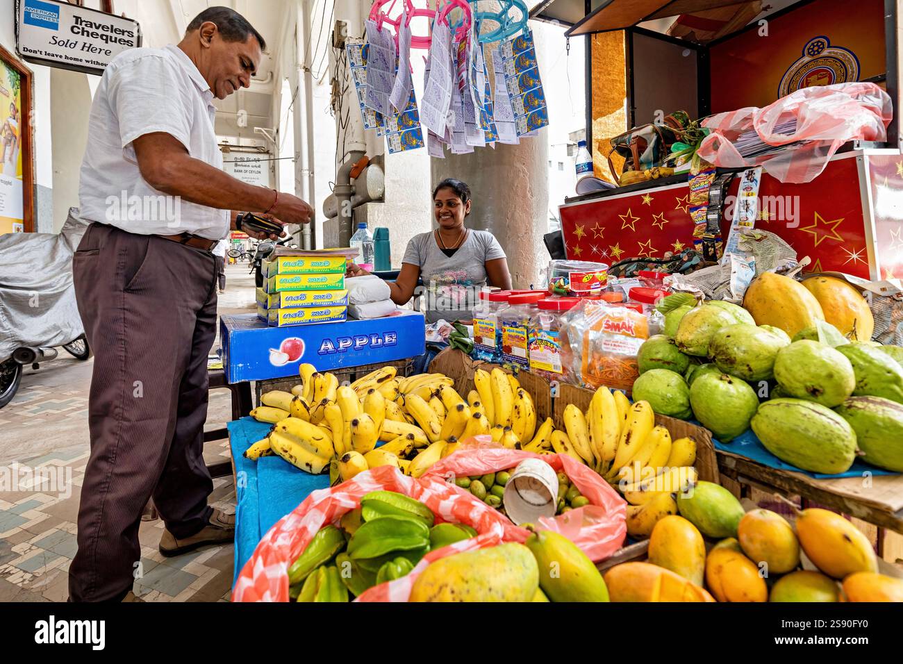 Sri lanka colombo shop people hi-res stock photography and images - Alamy