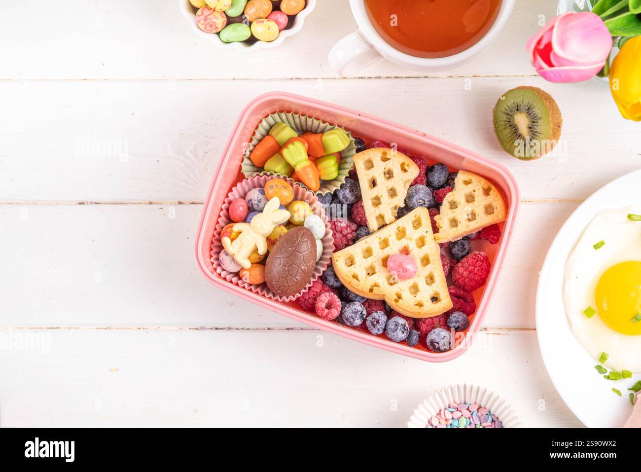 Cute Easter style lunchbox. Creative kids school lunch box with Easter ...