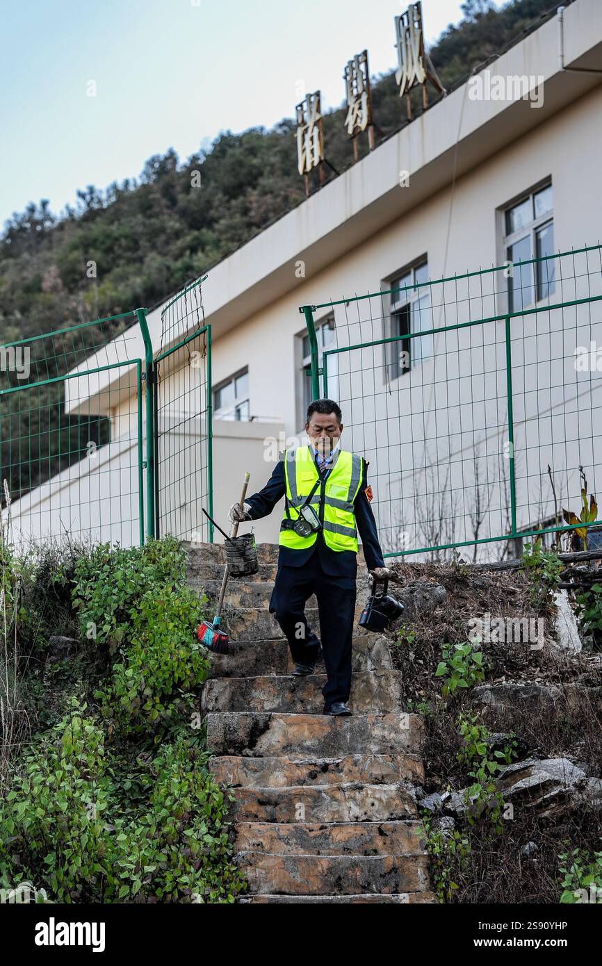 (250124) -- DALI, Jan. 24, 2025 (Xinhua) -- Li Yanlin prepares to clean ...