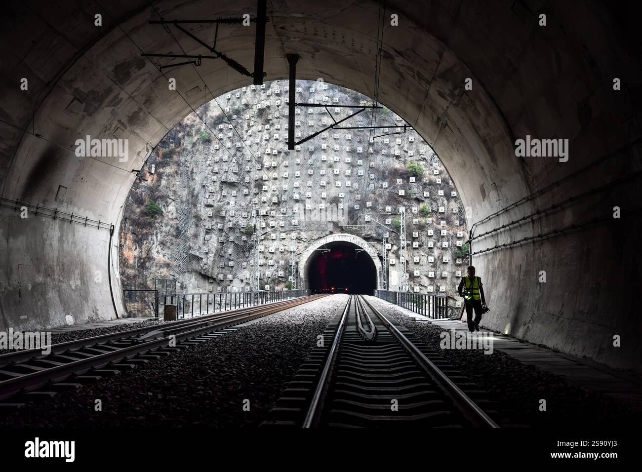 (250124) -- DALI, Jan. 24, 2025 (Xinhua) -- Li Yanlin patrols along the ...