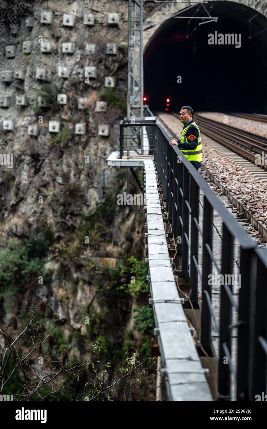 (250124) -- DALI, Jan. 24, 2025 (Xinhua) -- Li Yanlin patrols along the ...