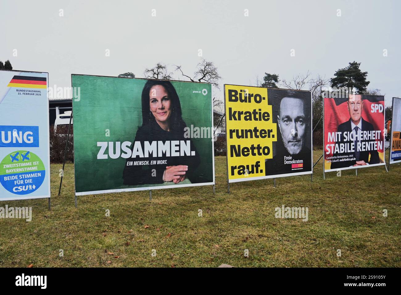 Wahlplakate zur Bundestagswahl am 23. Februar 2025 in Bayern. Plakate ...